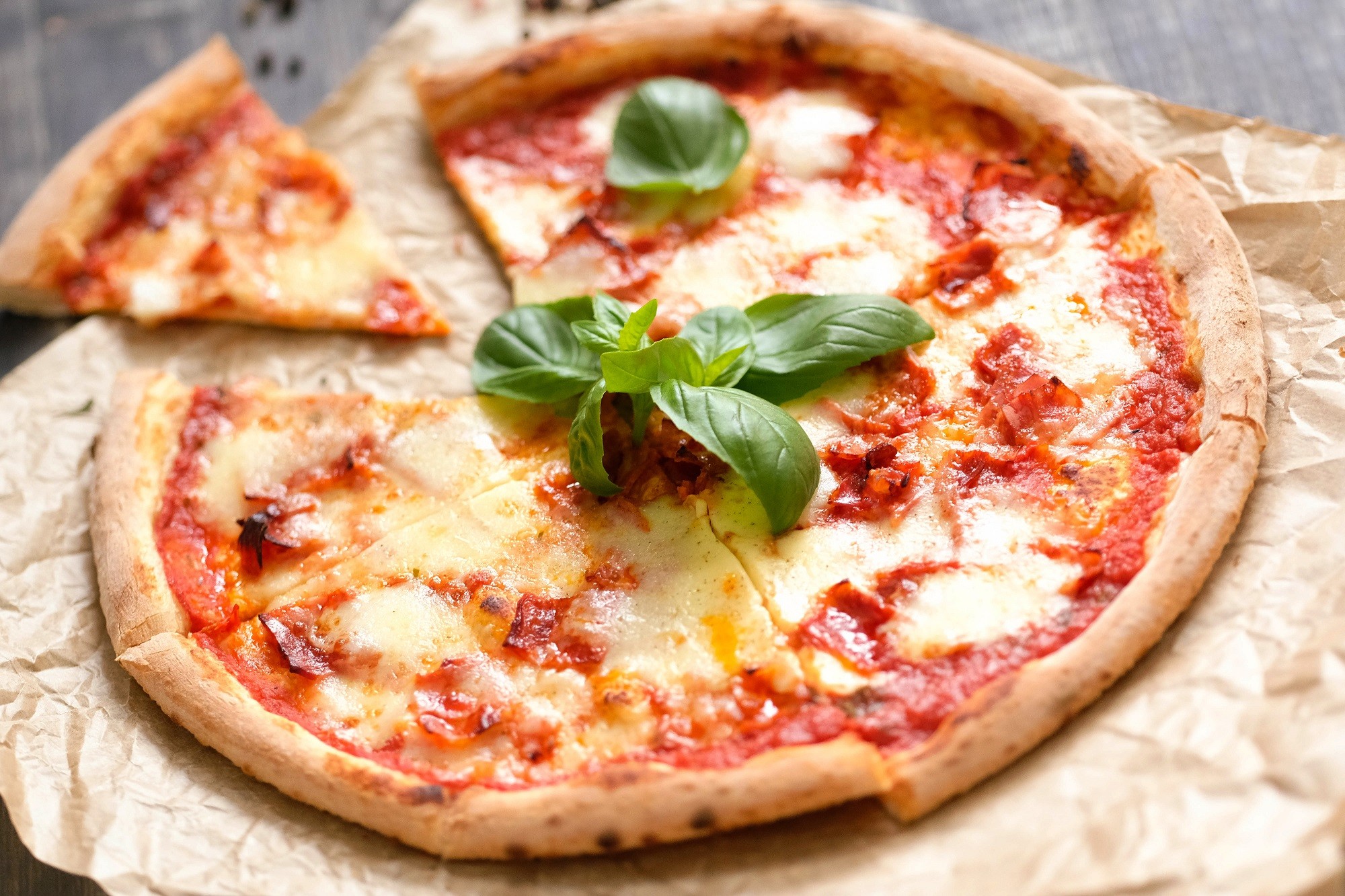 Delivery ή Τake Away από 4€ για Pizza | Σαλάτα | Coca-Cola!