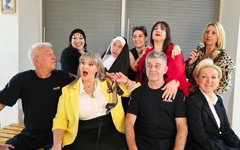 8€ από 13€: Παράσταση «Γυναίκες στα Κόκκινα με...Μαχαίρι» | Σοφούλη