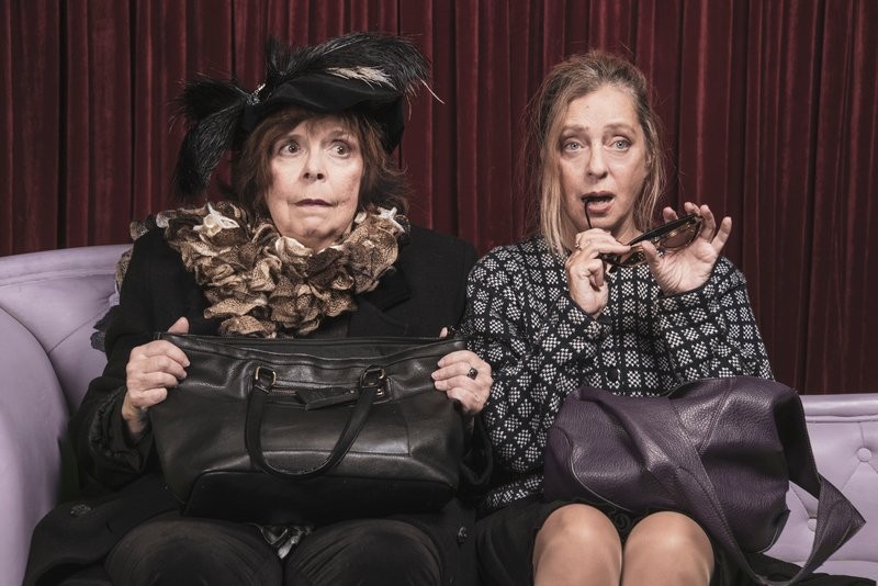 11€ από 15€: Παράσταση «Τηλεφώνησε ο Γιος σου» | Θέατρο Sureal